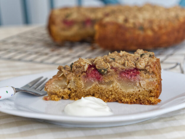 Pear and Raspberry Crumble Cake - NatureDoc
